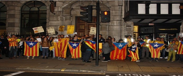 Catalan protesters picket Spanish Embassy in Chelsea to raise awareness ...
