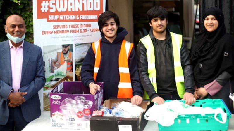 Charity gives 100 hot meals to families outside Thornton Heath mosque ...