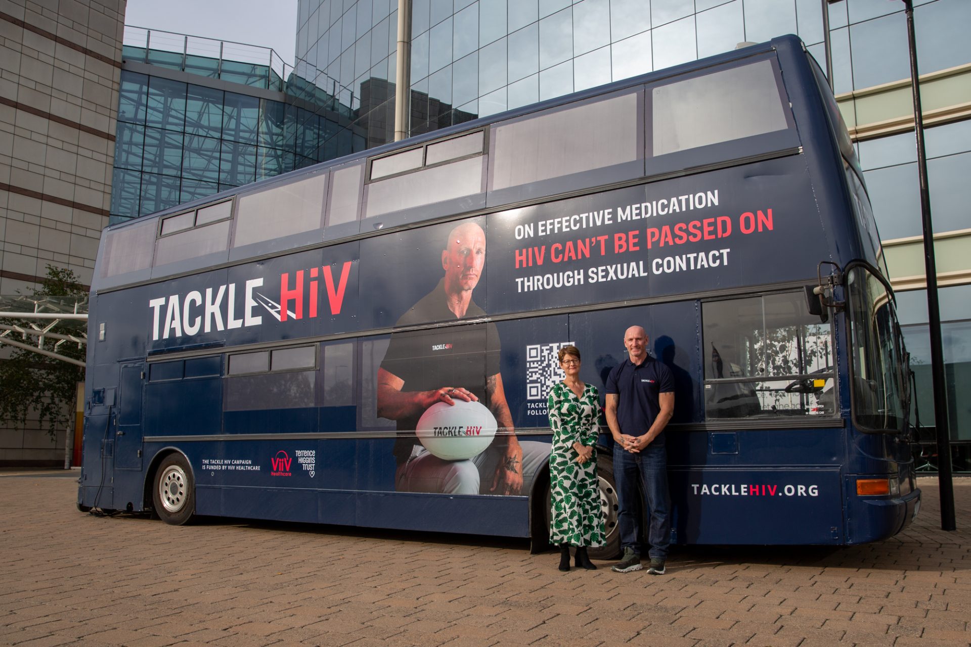 Rugby legend Thomas visits GSK House in latest stop on trailblazing ...