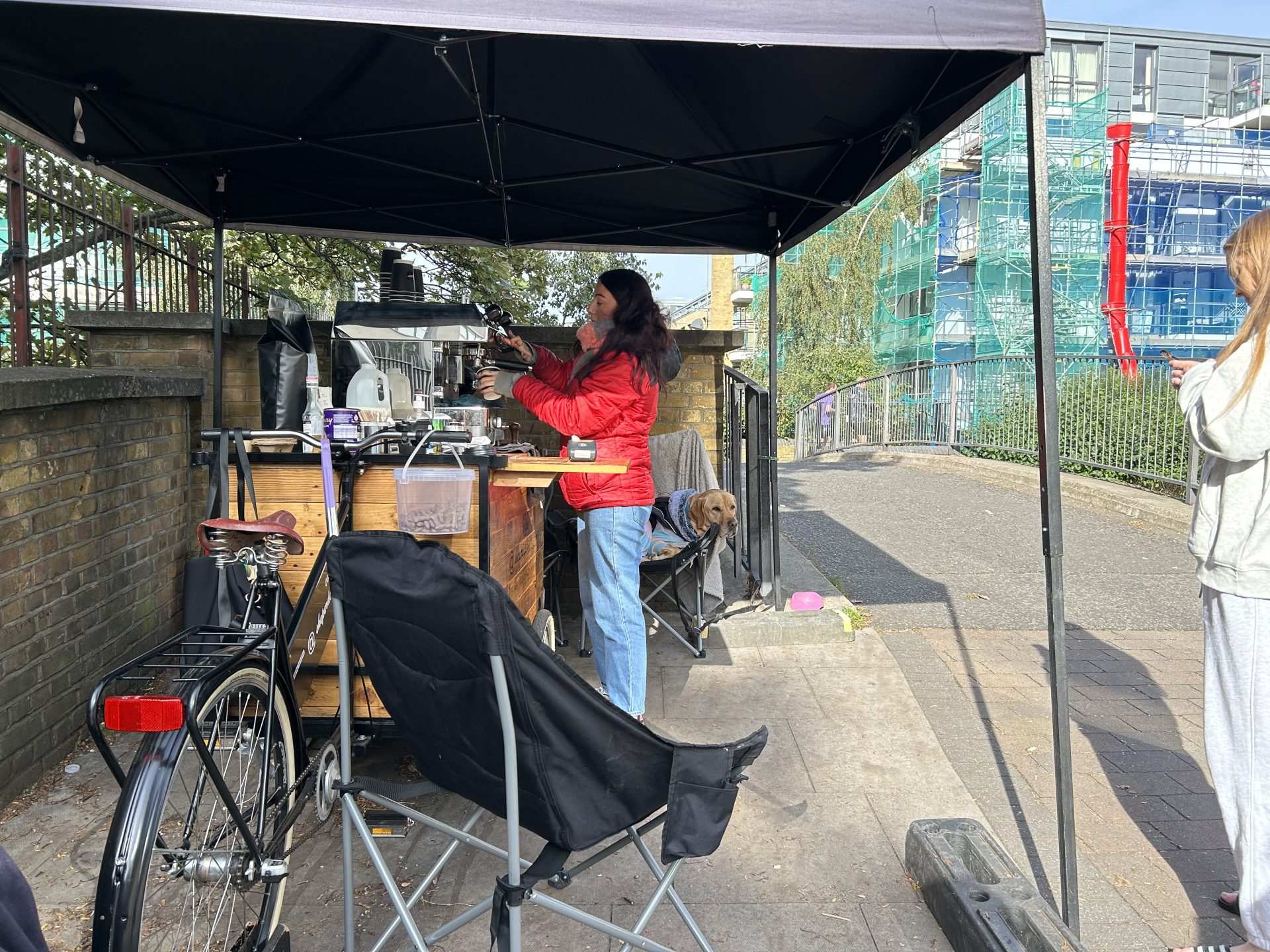 Barista opens canalside coffee stall with her dog | South West Londoner